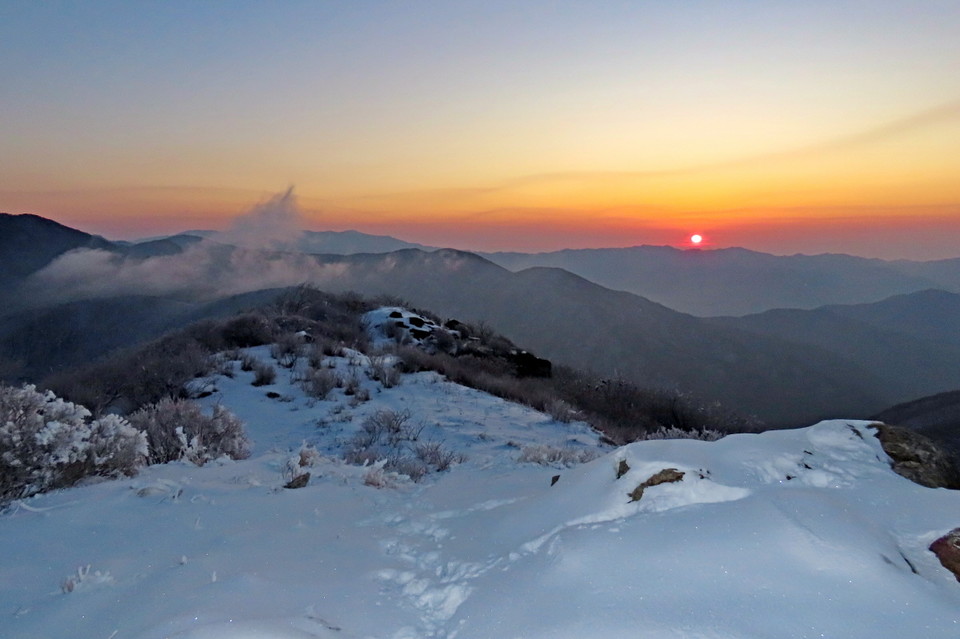 [포토in] 갑진년 첫날,겨울왕국 '지리산 노고단' 해맞이